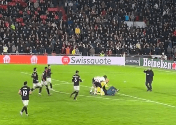 Bramkarz Sevilli sprowadził do parteru kibola PSV [WIDEO ...