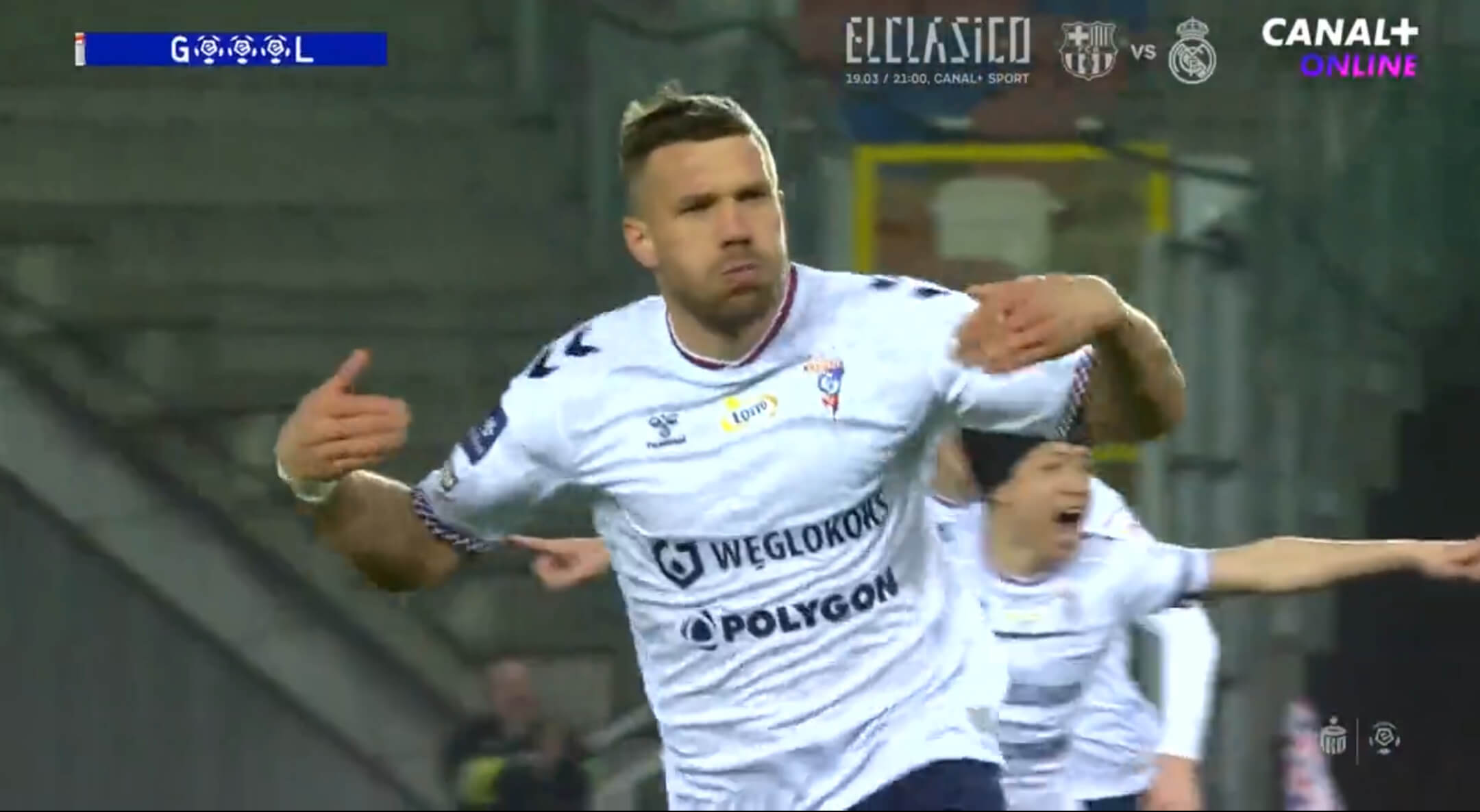 Niesamowity rzut wolny w wykonaniu Podolskiego! Bramkarz był bez szans ...