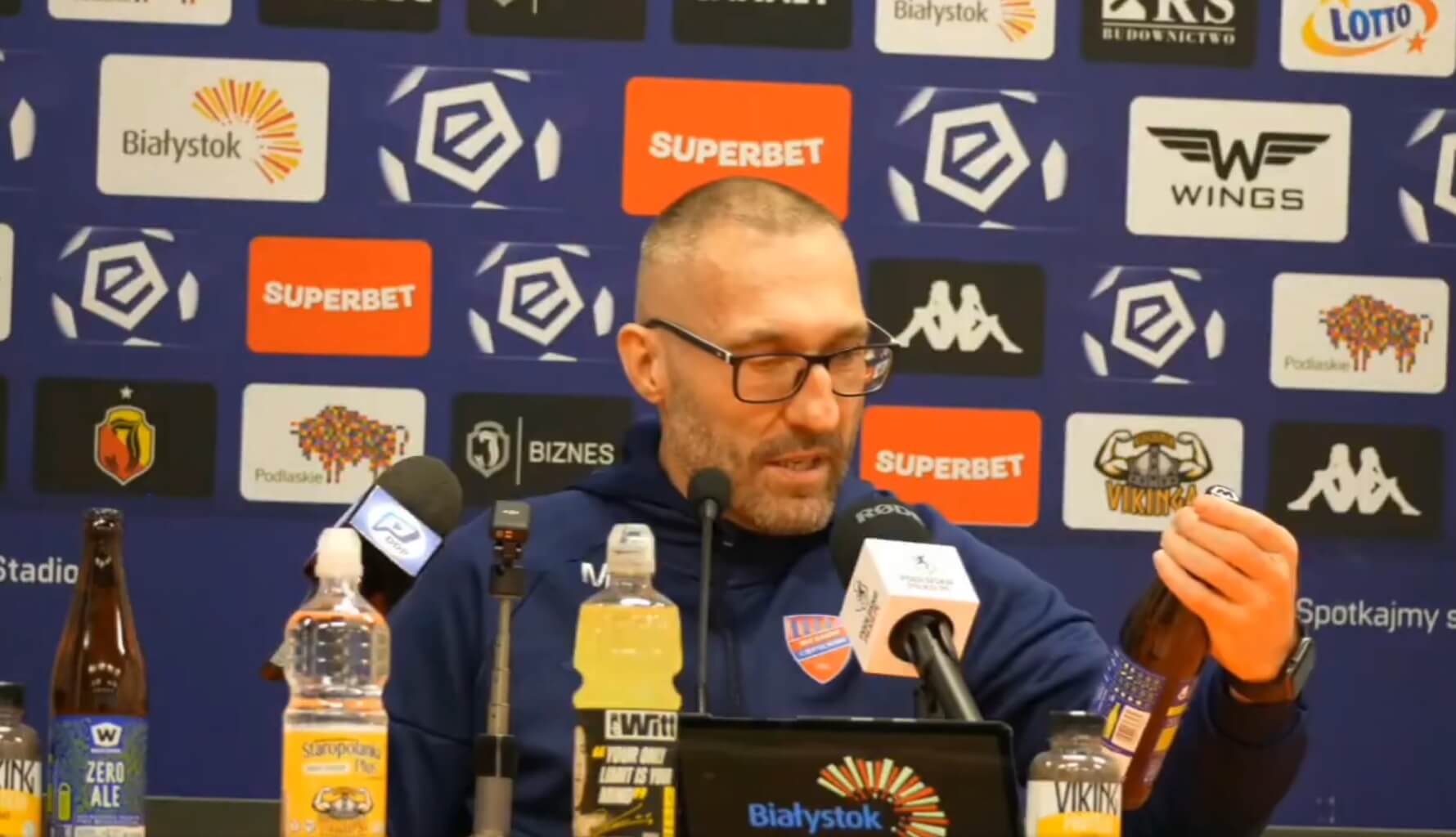 Marek Papszun zaskoczony piwem "zero" na konferencji prasowej. "K***a, to też widać o postępie ...